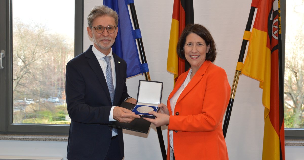 Wirtschaftsministerin Daniela Schmitt verleiht Wirtschaftsmedaille an Thilo Juchem | VG HR